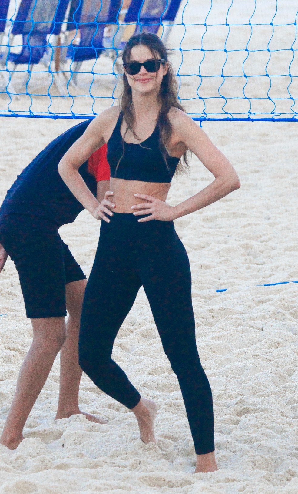 Agatha Moreira aproveita sol na Barra da Tijuca para treinar vôlei; fotos