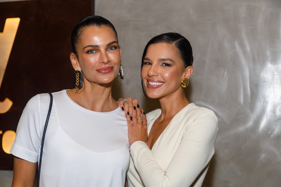 Mariana Rios enche o namorado, João Luis Diniz, de beijos e carinhos em ...