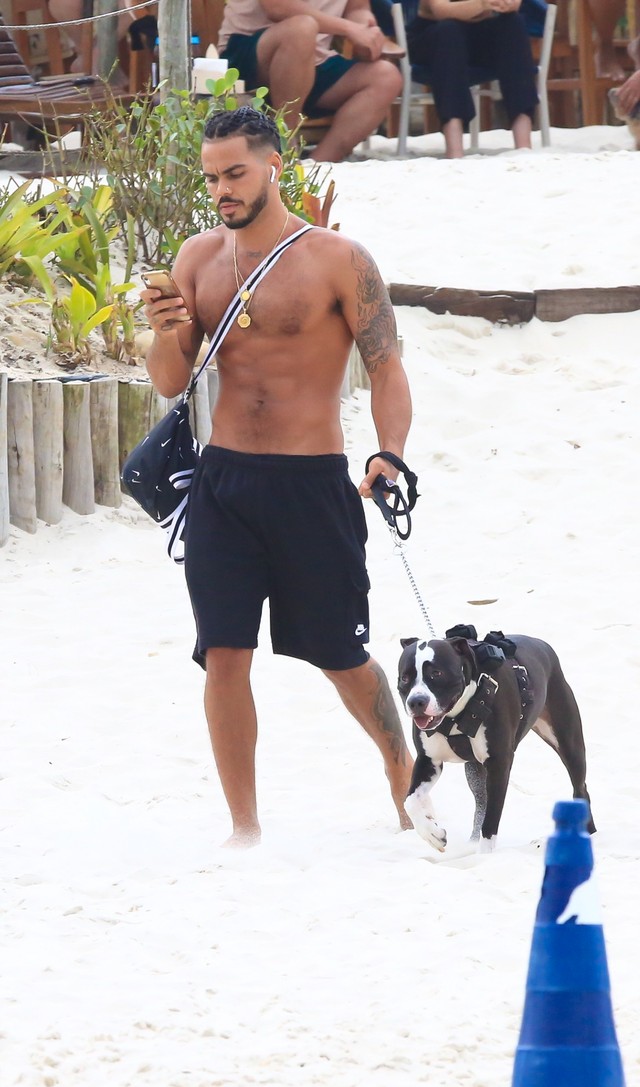 Ex-Malhação Enzo Romani mostra corpo sarado em dia de praia no Rio