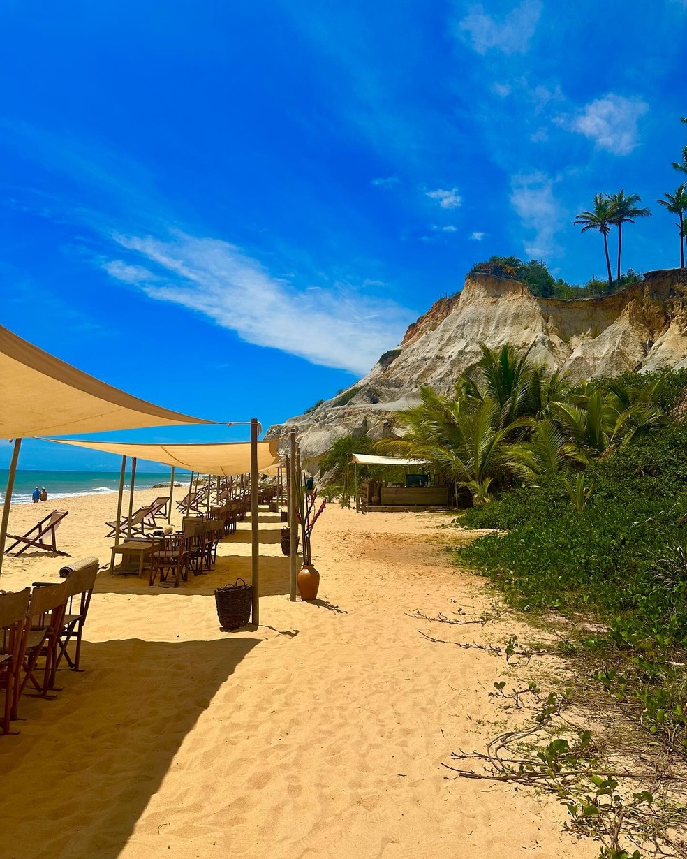 Rafaella Santos curte viagem relaxante e exibe chapéus de praia luxuosos