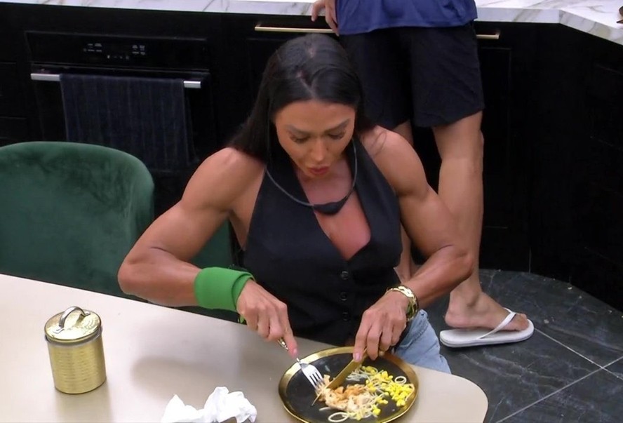 Comer frango cru como Gracyanne fez no BBB 25 pode fazer mal ...