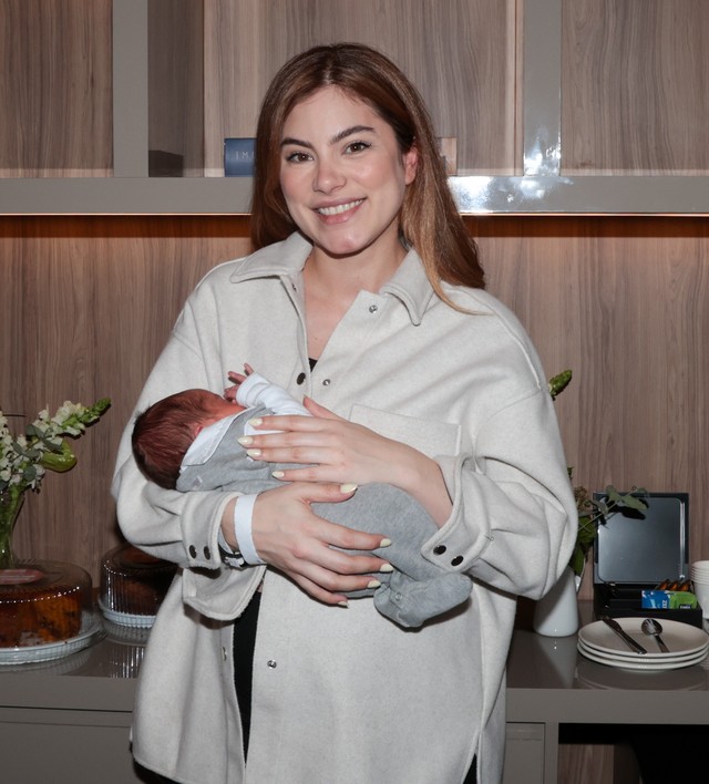 Bruna Hamú deixa maternidade com o filho, o pequeno Joaquim, em seu ...