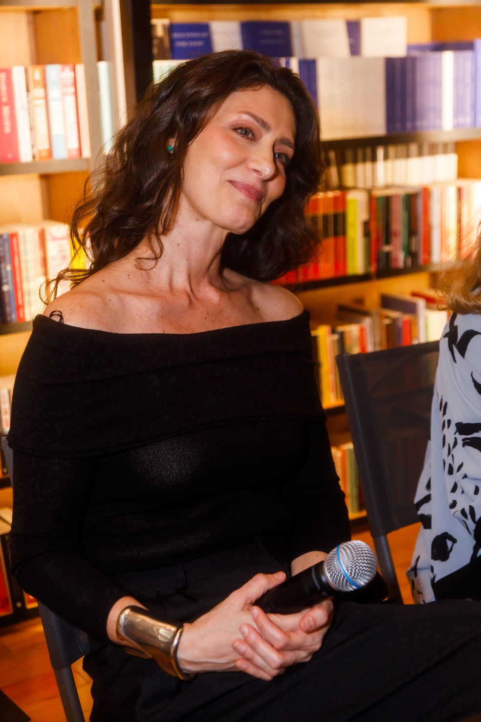 Maria Fernanda Cândido participa de sessão de autógrafos em livraria de ...