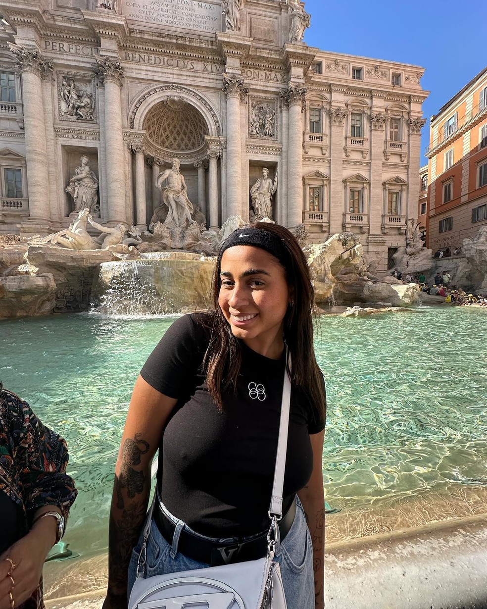 Na Itália, MC Loma diverte seguidores com garrafa de formato fálico