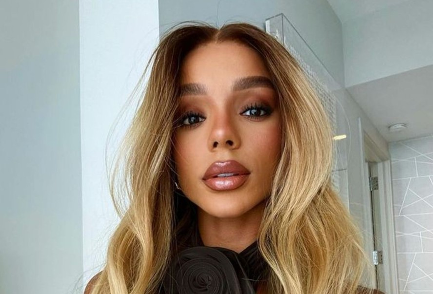 Brunna Gonçalves se arruma de biquíni em frente ao espelho