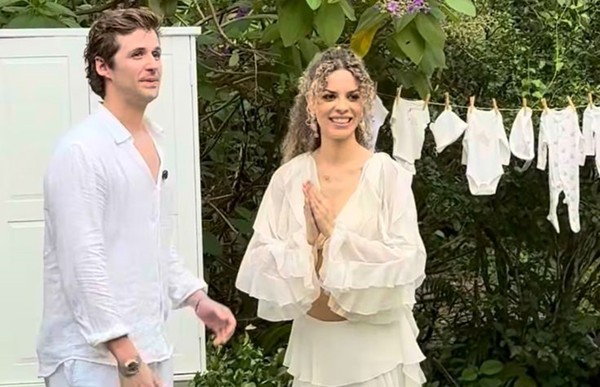 Atores Gil Coelho e Larissa Gloor surpreendem com anúncio de gravidez e ...