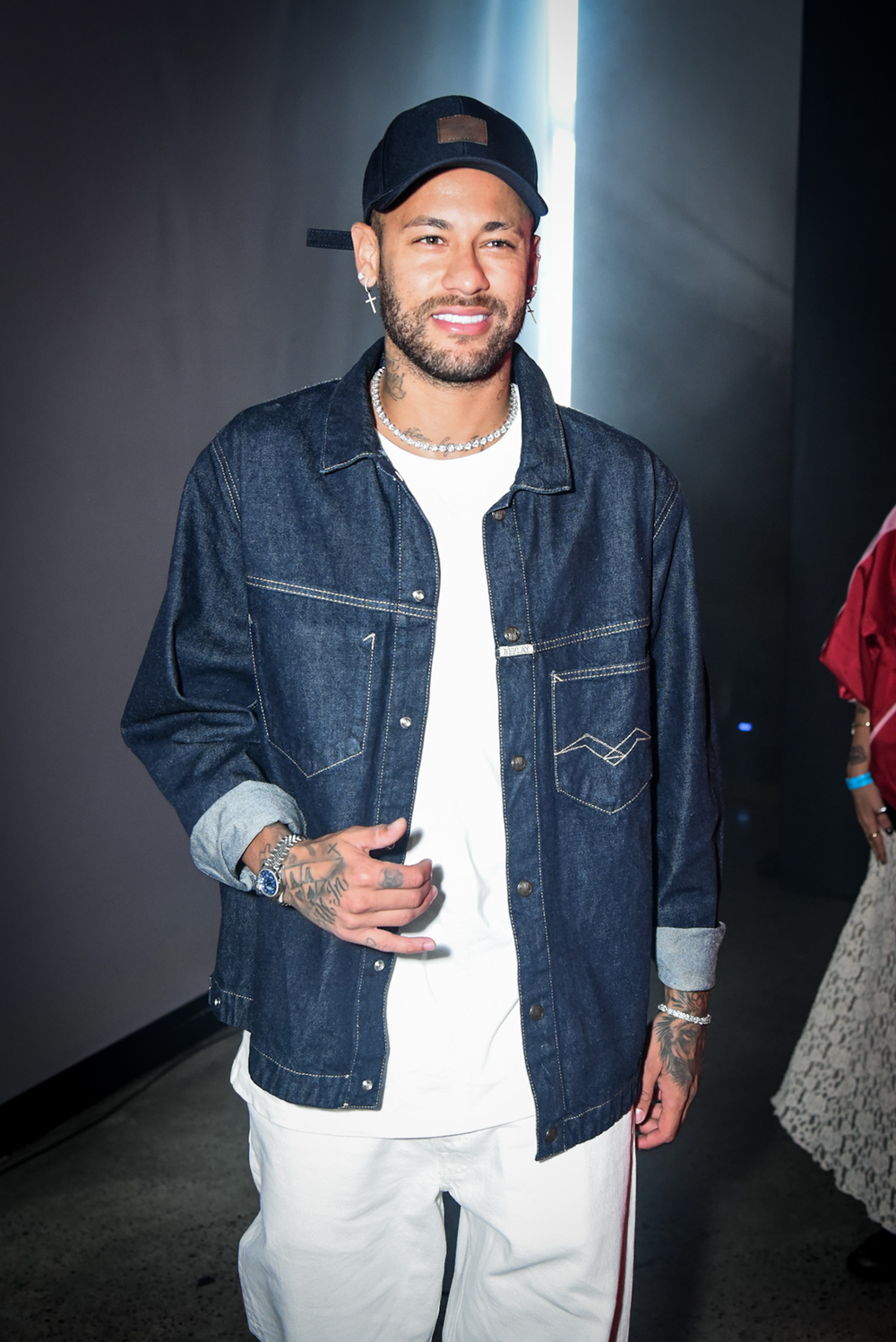 Sorridente, Neymar assiste a desfile de moda em meio a polêmica de ...