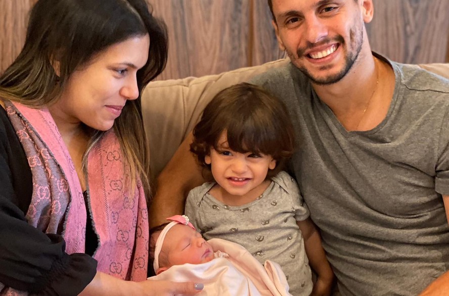 Rodrigo Caio, do Flamengo, passeia com a mulher e os filhos pequenos
