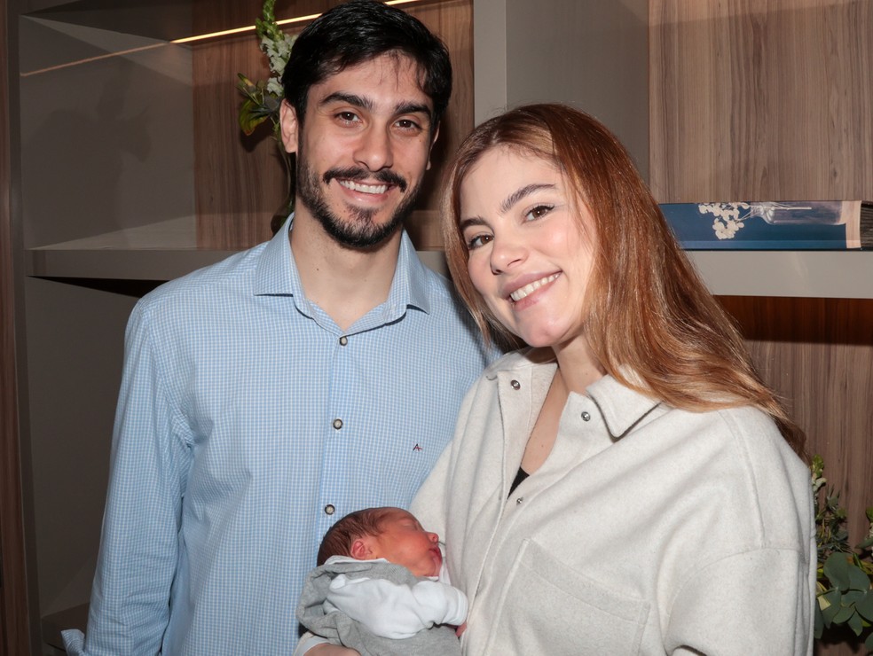 Bruna Hamú deixa maternidade com o filho, o pequeno Joaquim, em seu ...