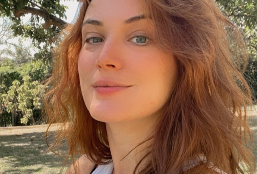 Bianca Bin usa biquíni invertido para exibir o corpo em nova foto em frente ao espelho