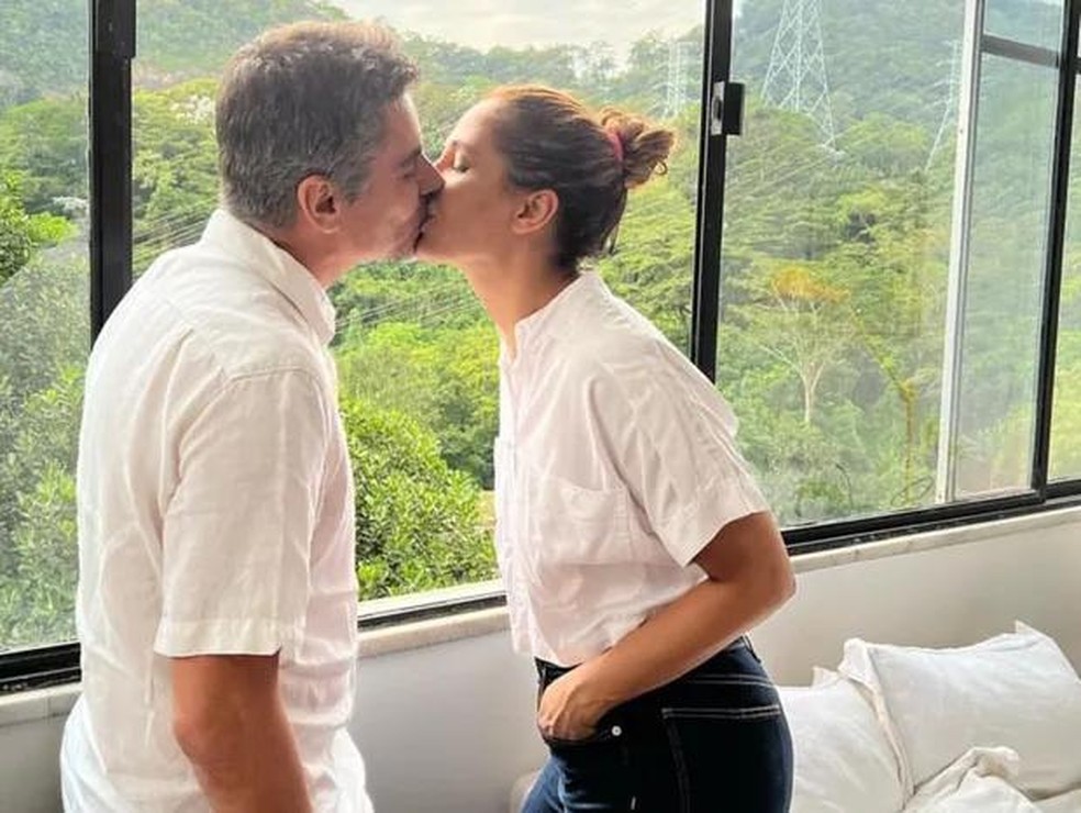 Camila Pitanga beija o namorado e reflete: 'Vontade de dividir meu amor'
