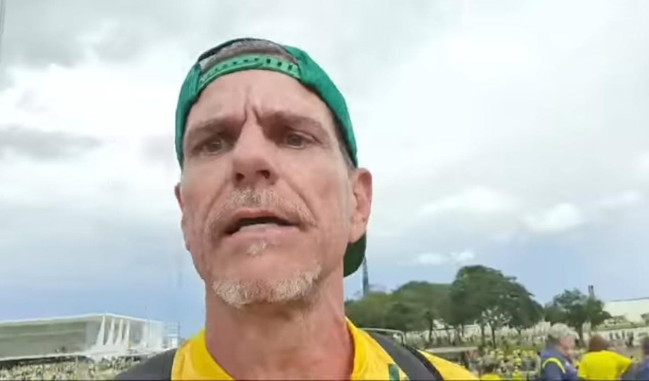 Adriano, do BBB1, participa de atos terroristas em Brasília