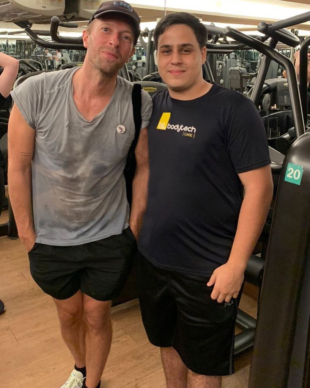 Chris Martin chega ao Brasil para shows e faz a alegria de fãs em academia
