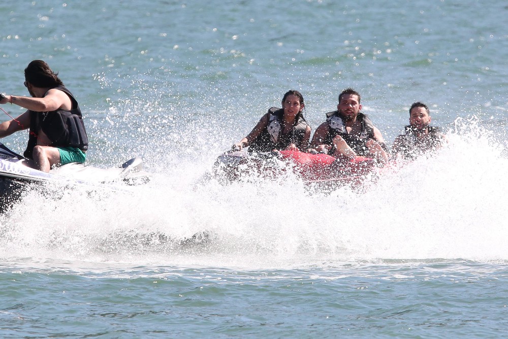Ana Castela e Gustavo Mioto aproveitam dia de calor em praia de Angra ...