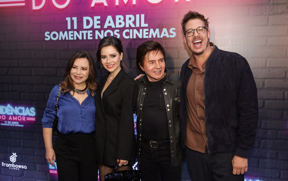 Sandy aposta em look com transparência nas pernas para pré-estreia de filme