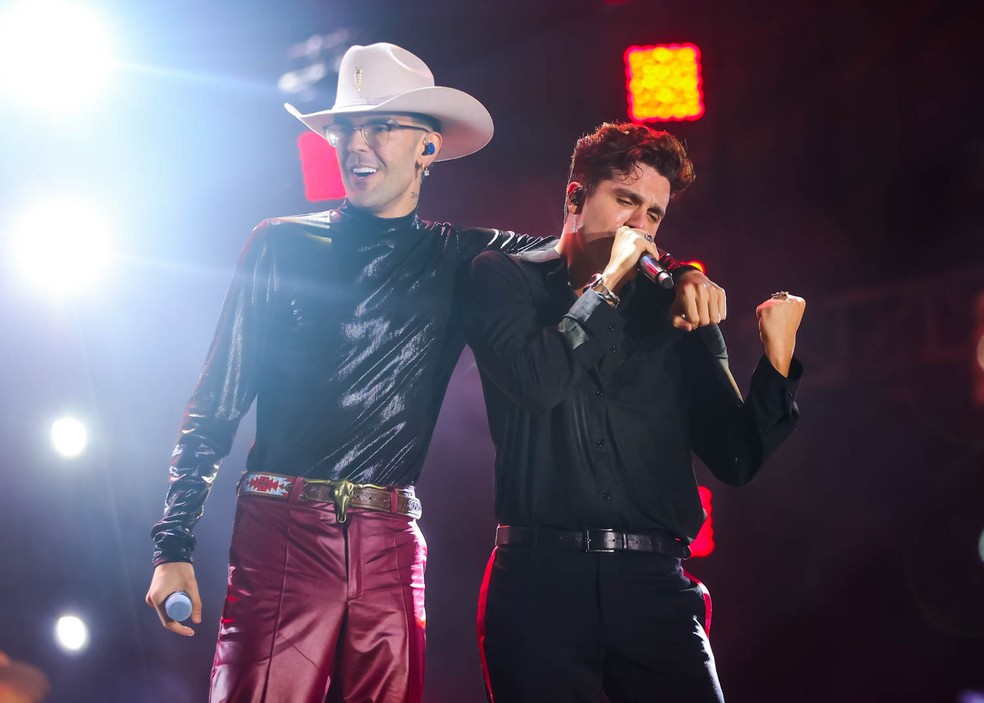 Após virose, Luan Santana beija a noiva Jade Magalhães antes de show em ...