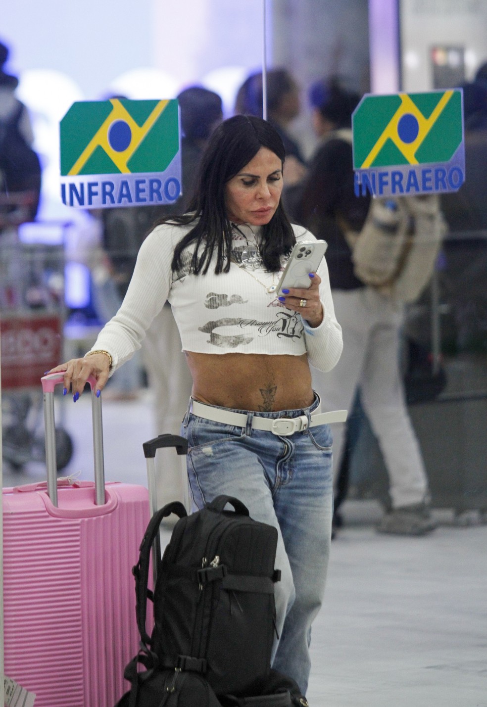 Gretchen usa cropped e deixa tatuagem à mostra ao desembarcar no Rio