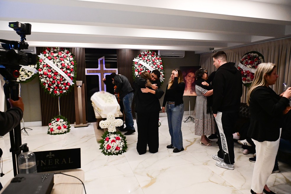 Corpo da apresentadora Ione Borges, ex-'Mulheres', é velado em SP ...