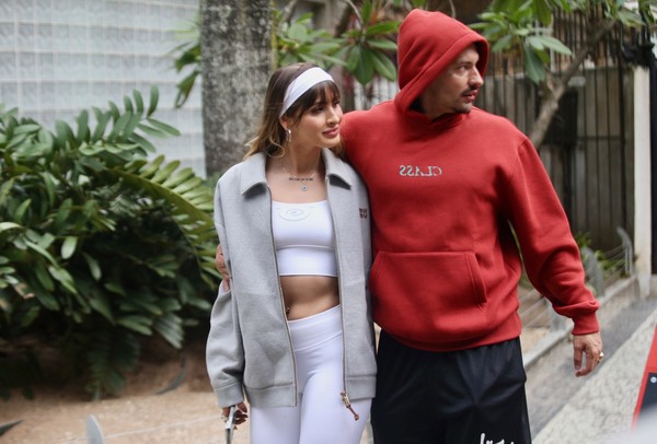 Filipe Ret e namorada vão a restaurante na zona sul do Rio