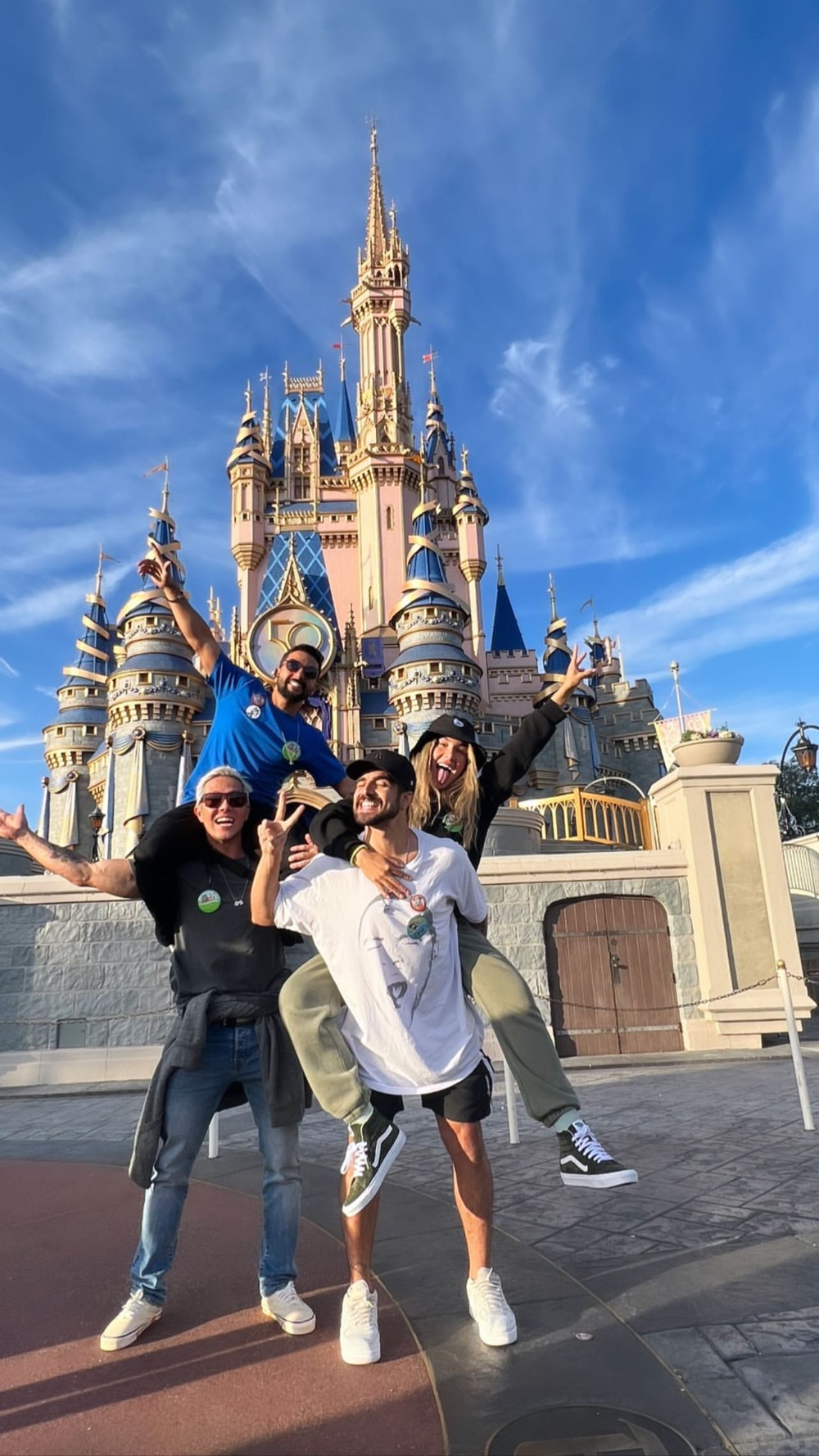 Na Disney, Caio Castro mostra a Mickey sua tattoo do personagem