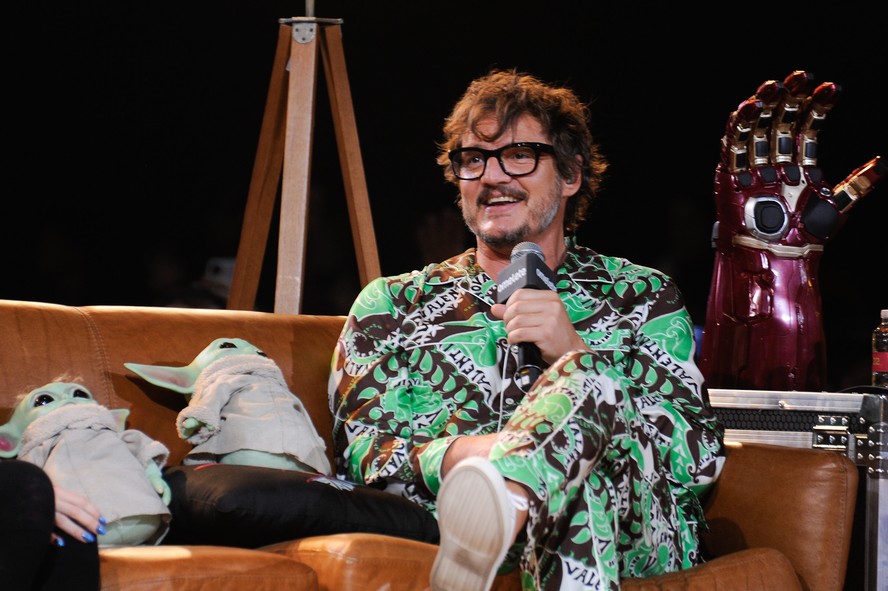 CCXP22: Pedro Pascal aparece de surpresa em painel de 'The Mandalorian'
