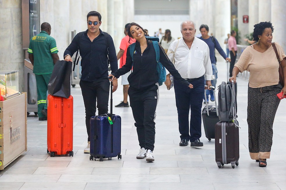 Vanessa Lopes e outros ex-BBBs desembarcam no aeroporto do Rio de Janeiro