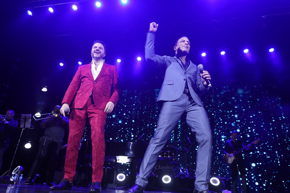 Ludmila Dayer se empolga em show de Maurício Manieri com Jon Secada no Rio