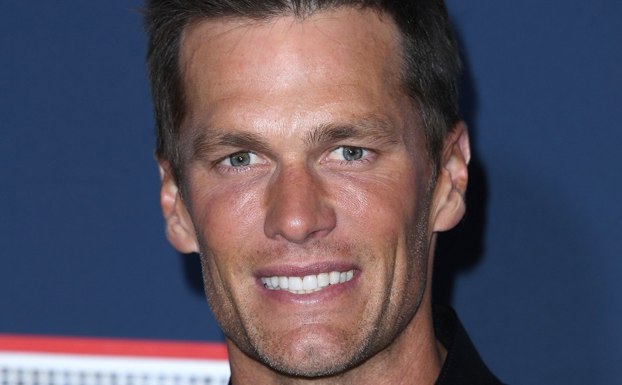 Tom Brady, ex de Gisele Bündchen, está curtindo a solteirice, diz site
