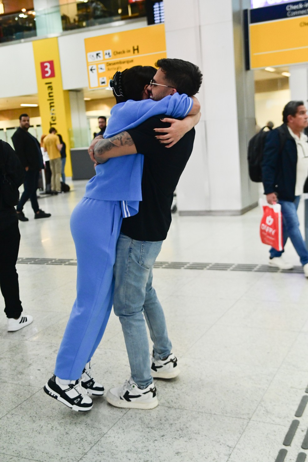 Key Alves troca beijos apaixonados ao reencontrar namorado no Brasil; fotos