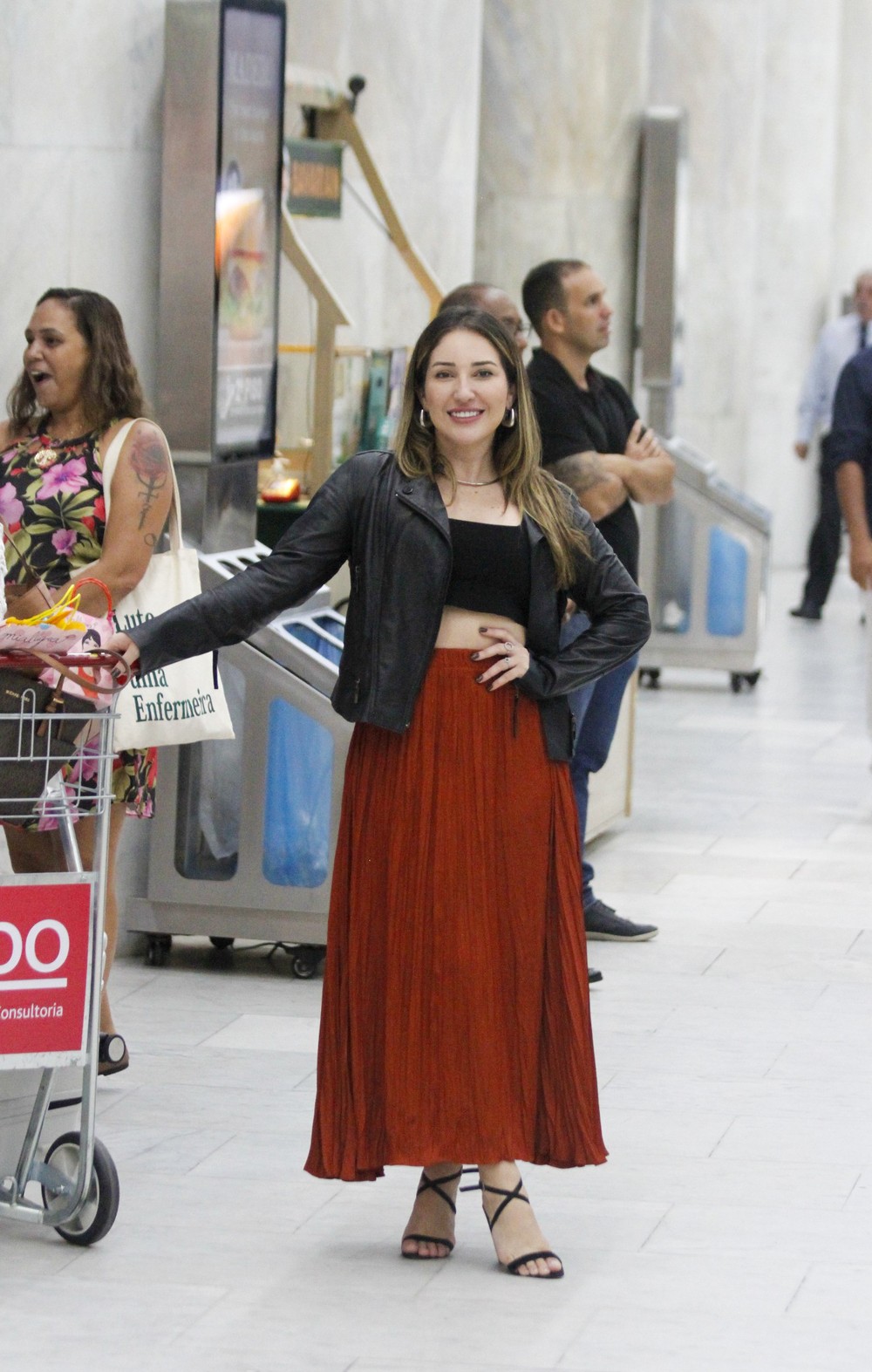 Campeã do BBB 23, Amanda Meirelles recebe presentes de fãs em aeroporto