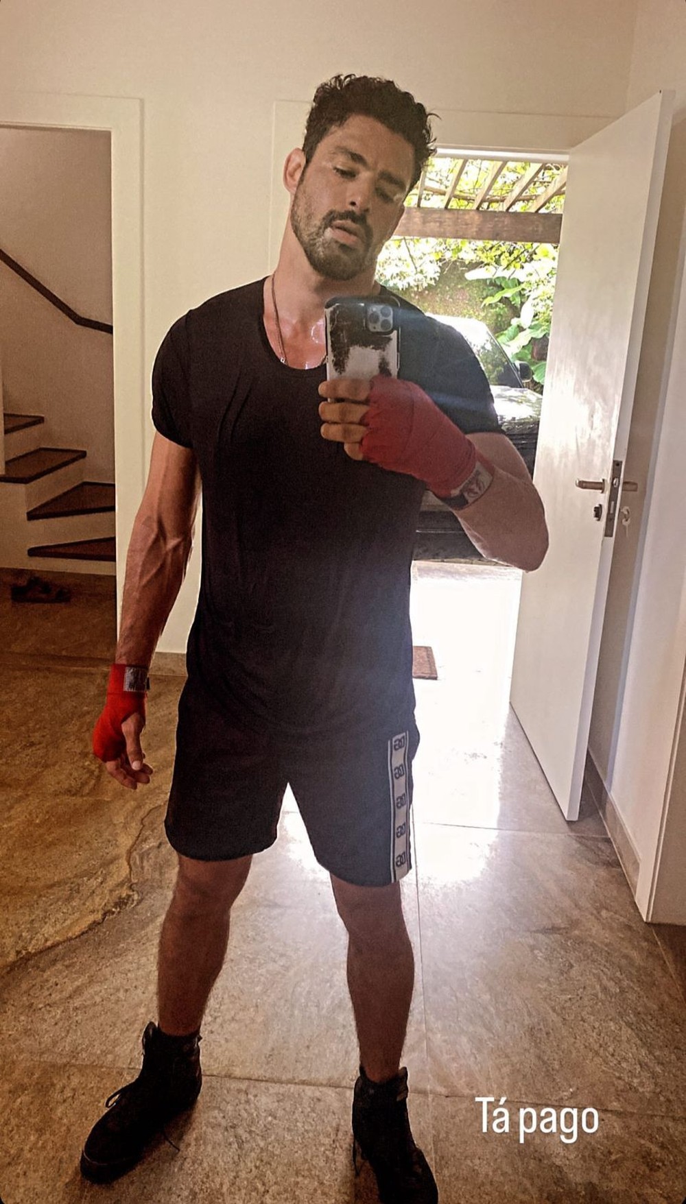 Cauã Reymond exibe veias saltadas em clique pós-treino