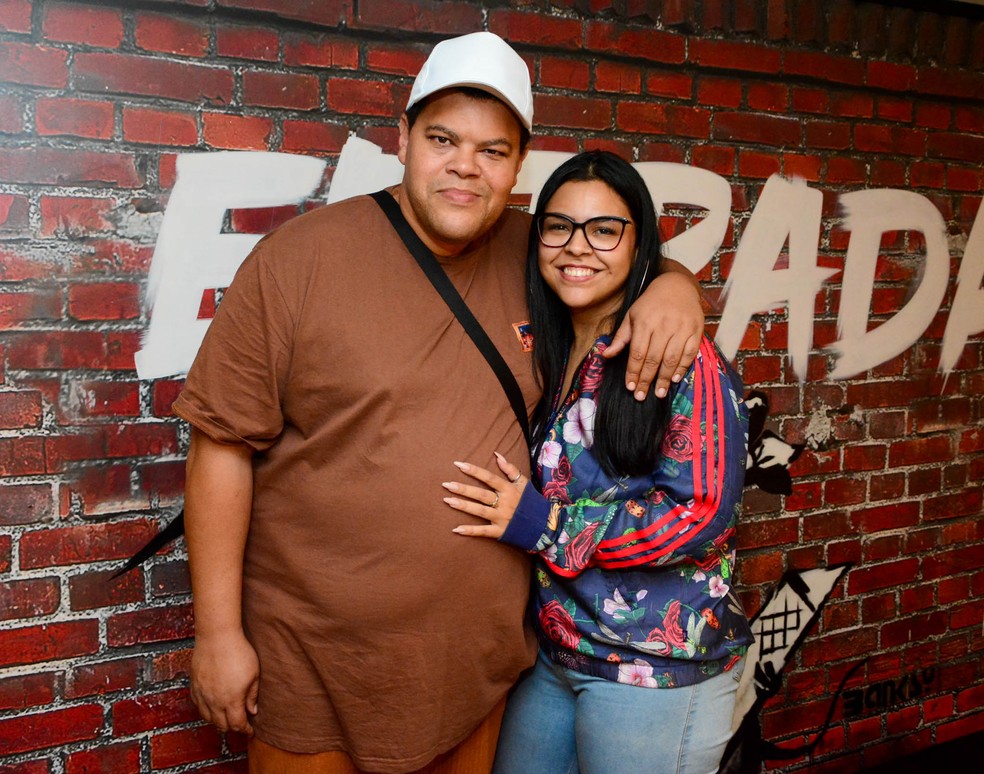 Mari Bridi deixa barriga sarada à mostra ao conferir exposição com ...
