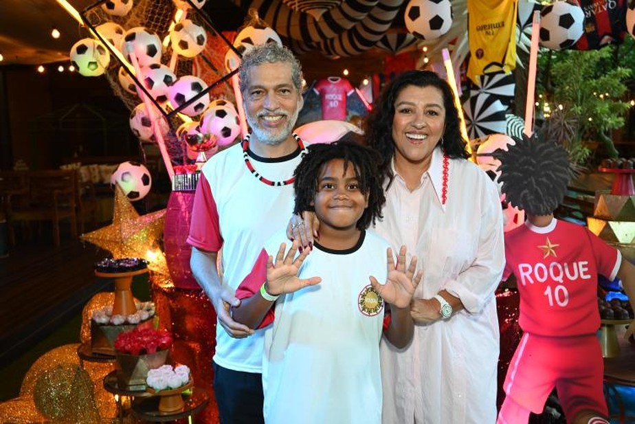 Regina Casé comemora dez anos de seu caçula, Roque, com festa no Rio