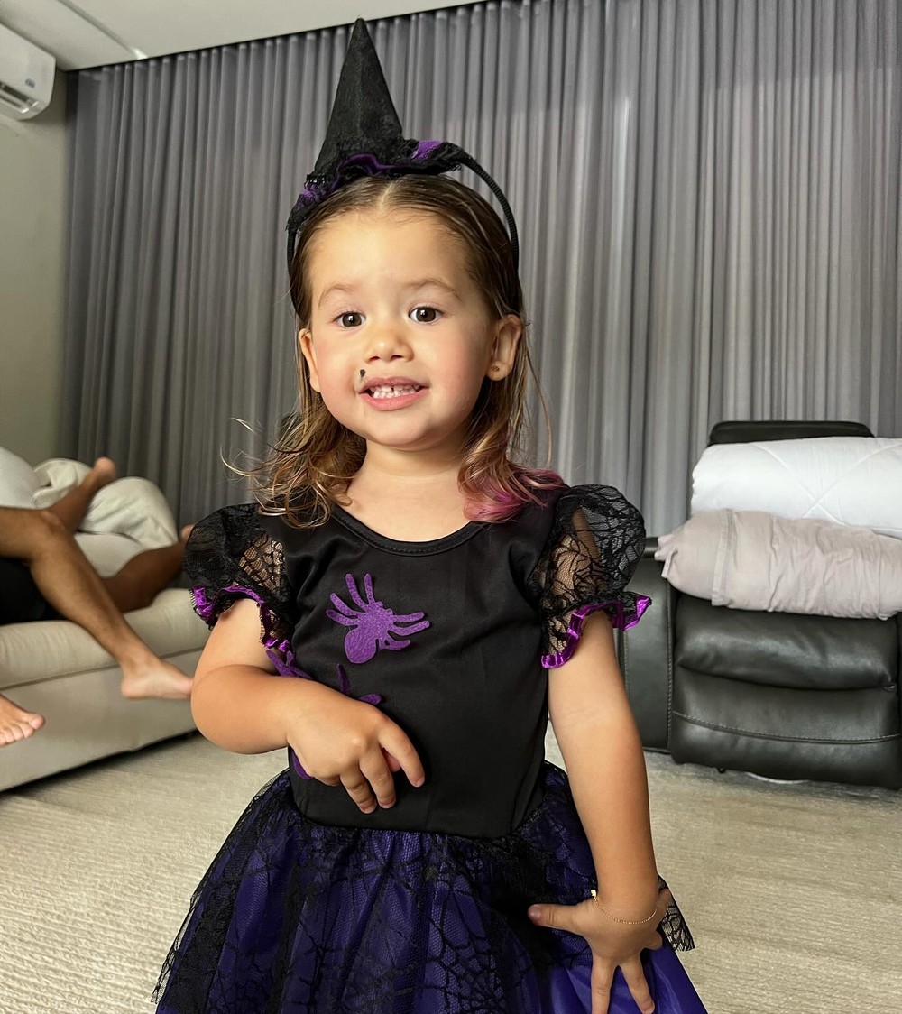 Virginia Fonseca exibe filhas fantasiadas para Halloween: 'Bruxinhas'