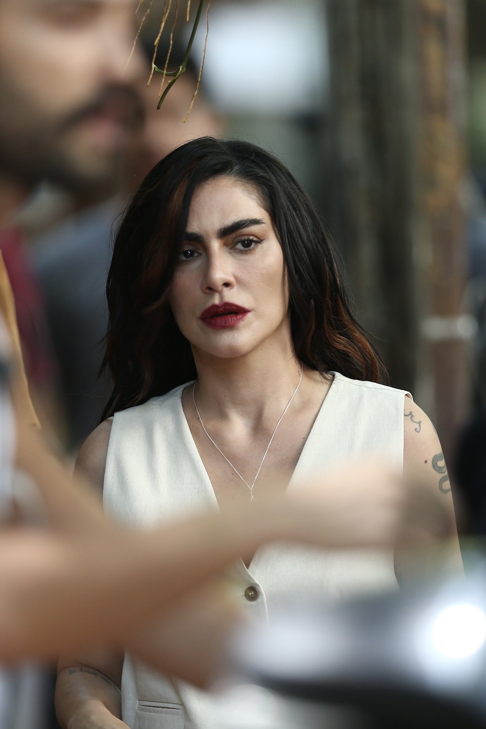 Sob sol escaldante, Cleo tem dia de filmagens nas ruas do Rio de Janeiro