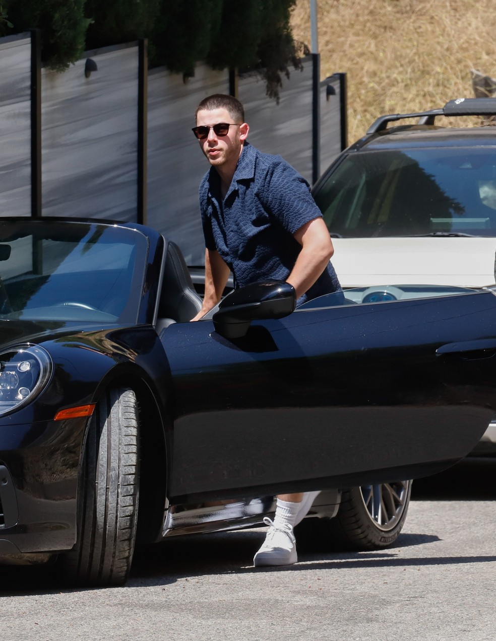 Colecionador, Nick Jonas passeia com carro de R$ 2,8 milhões