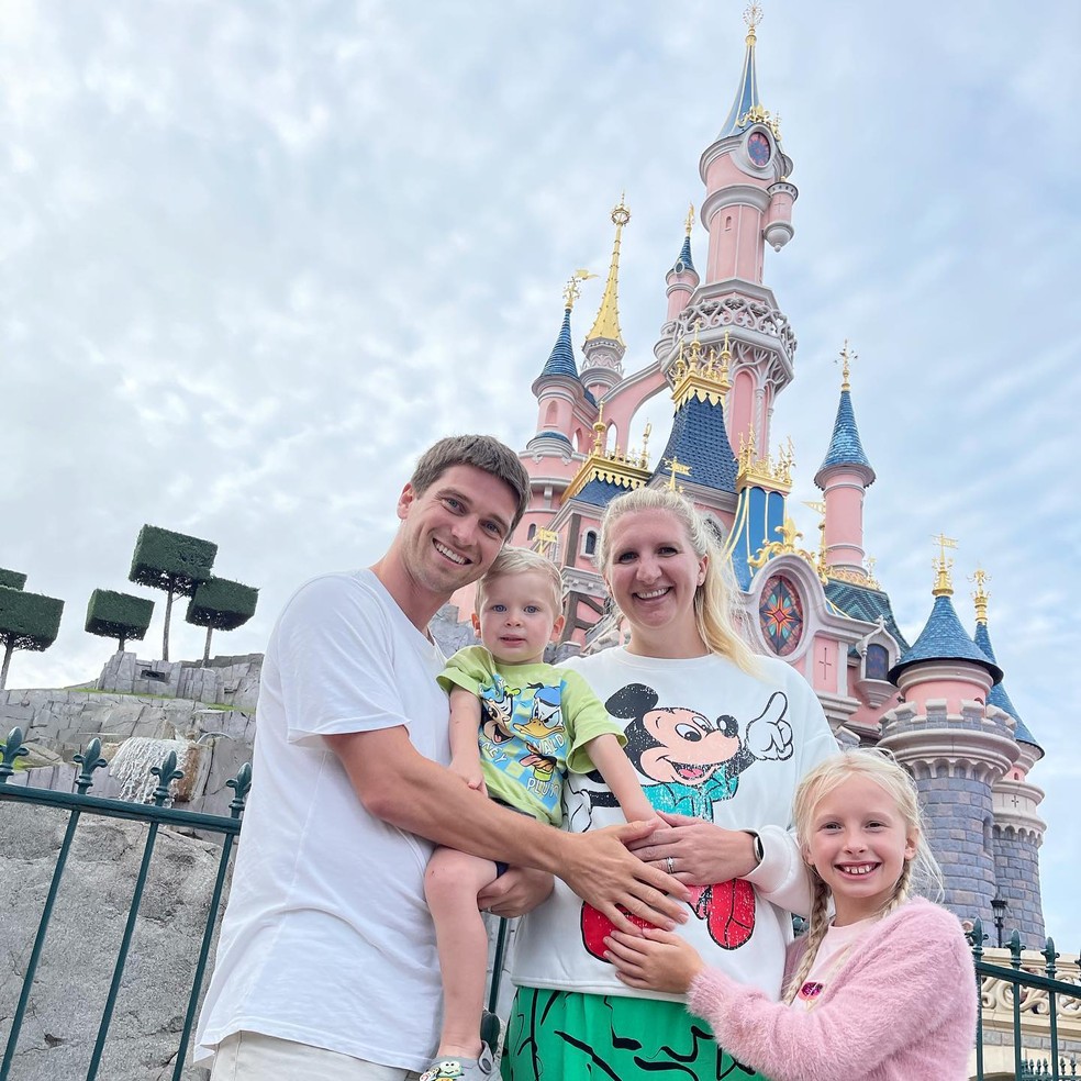 Um ano após aborto, nadadora olímpica dá à luz bebê natimorto