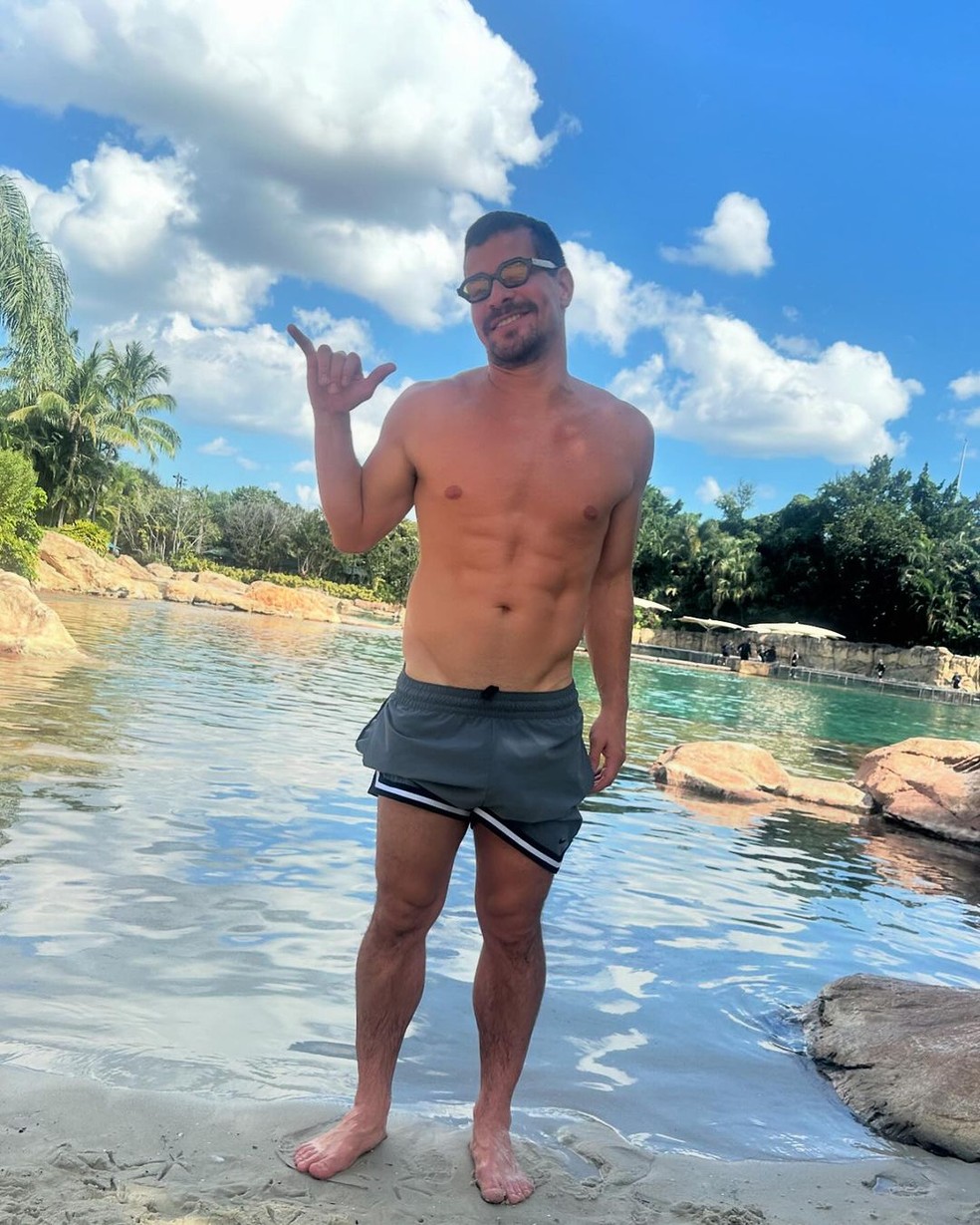 Thiago Martins exibe tanquinho em férias nos EUA; fotos