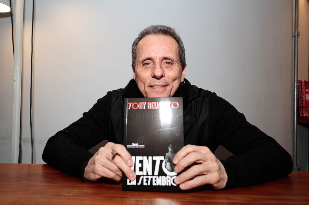 Malu Mader beija em Tony Bellotto em lançamento de novo livro dele