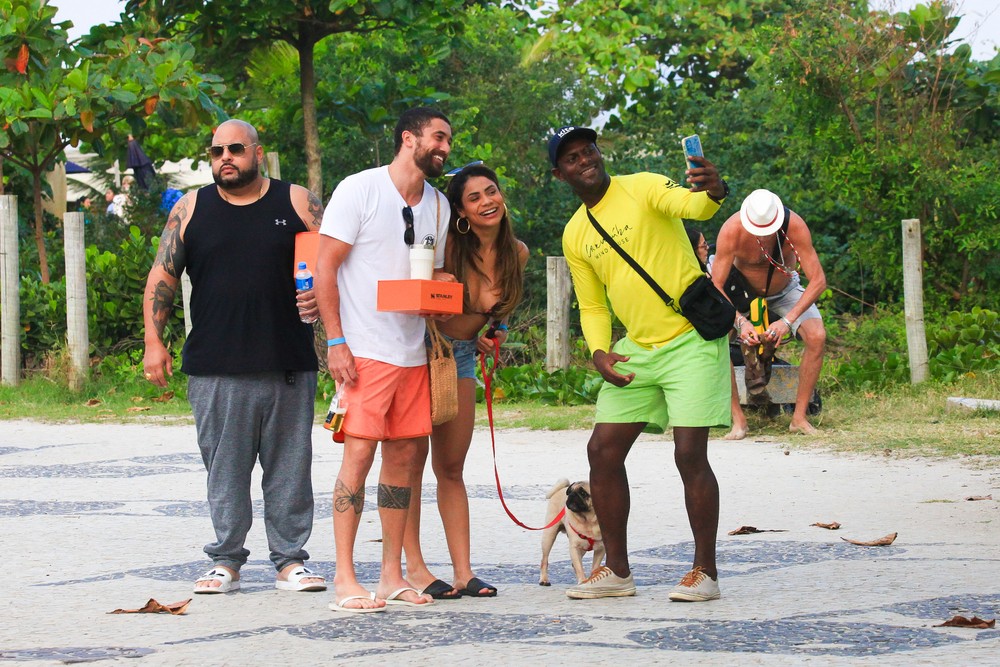 Descalça, Lexa passeia com noivo e cachorro por orla no Rio e tira ...