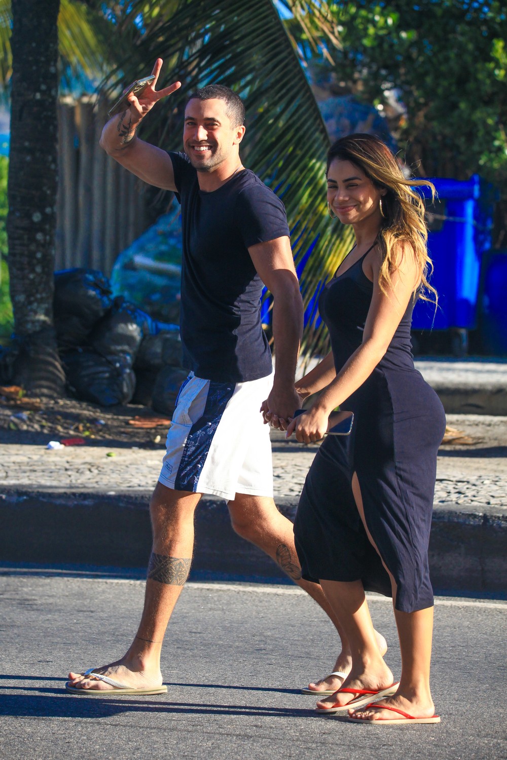Sorridente, Lexa curte dia de folga passeando com o namorado no Rio