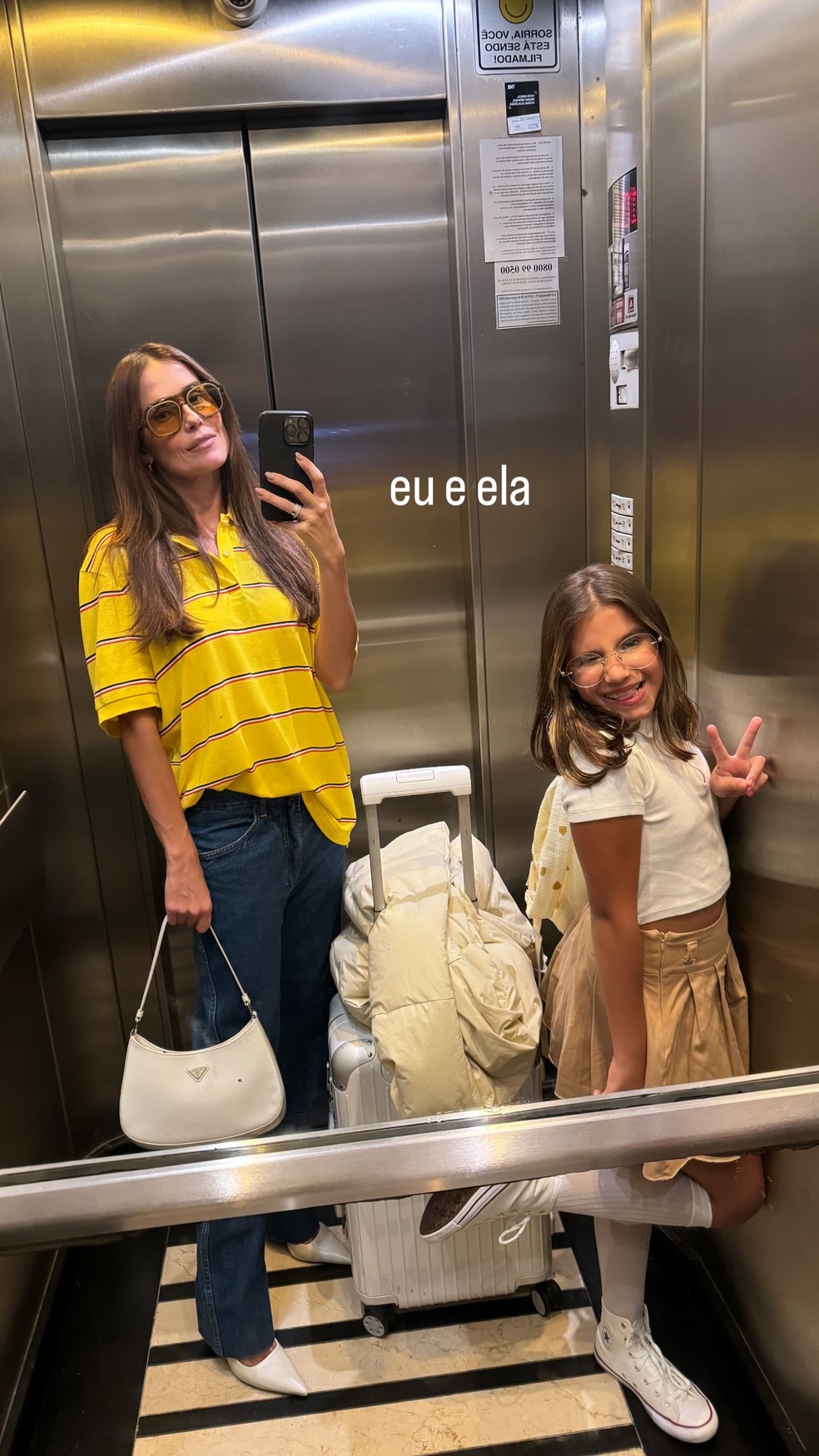 Deborah Secco usa bolsa de R$ 17,8 mil em passeio com Maria Flor