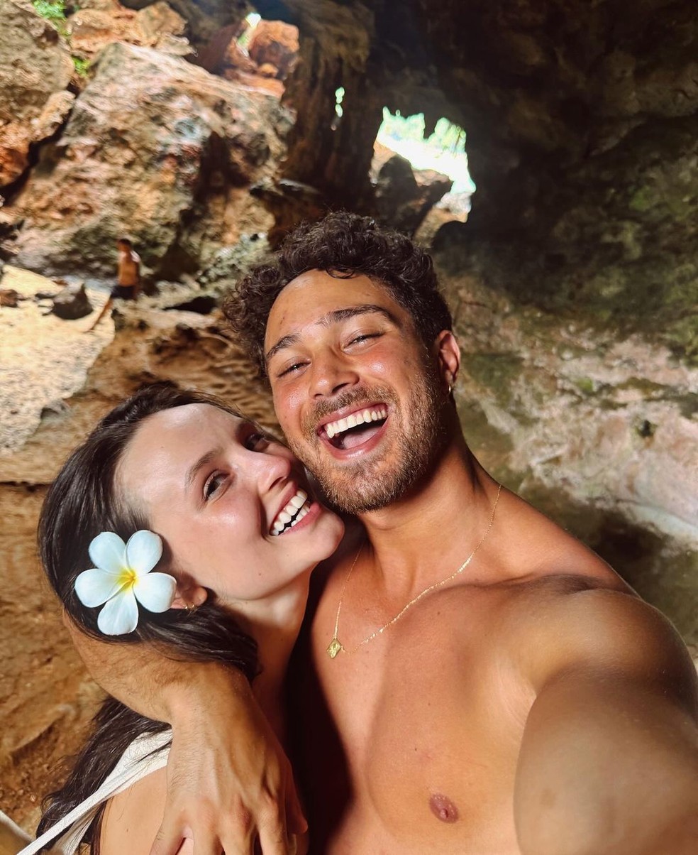 Larissa Manoela posa de biquíni e visita 'altar de pênis' durante férias na Tailândia