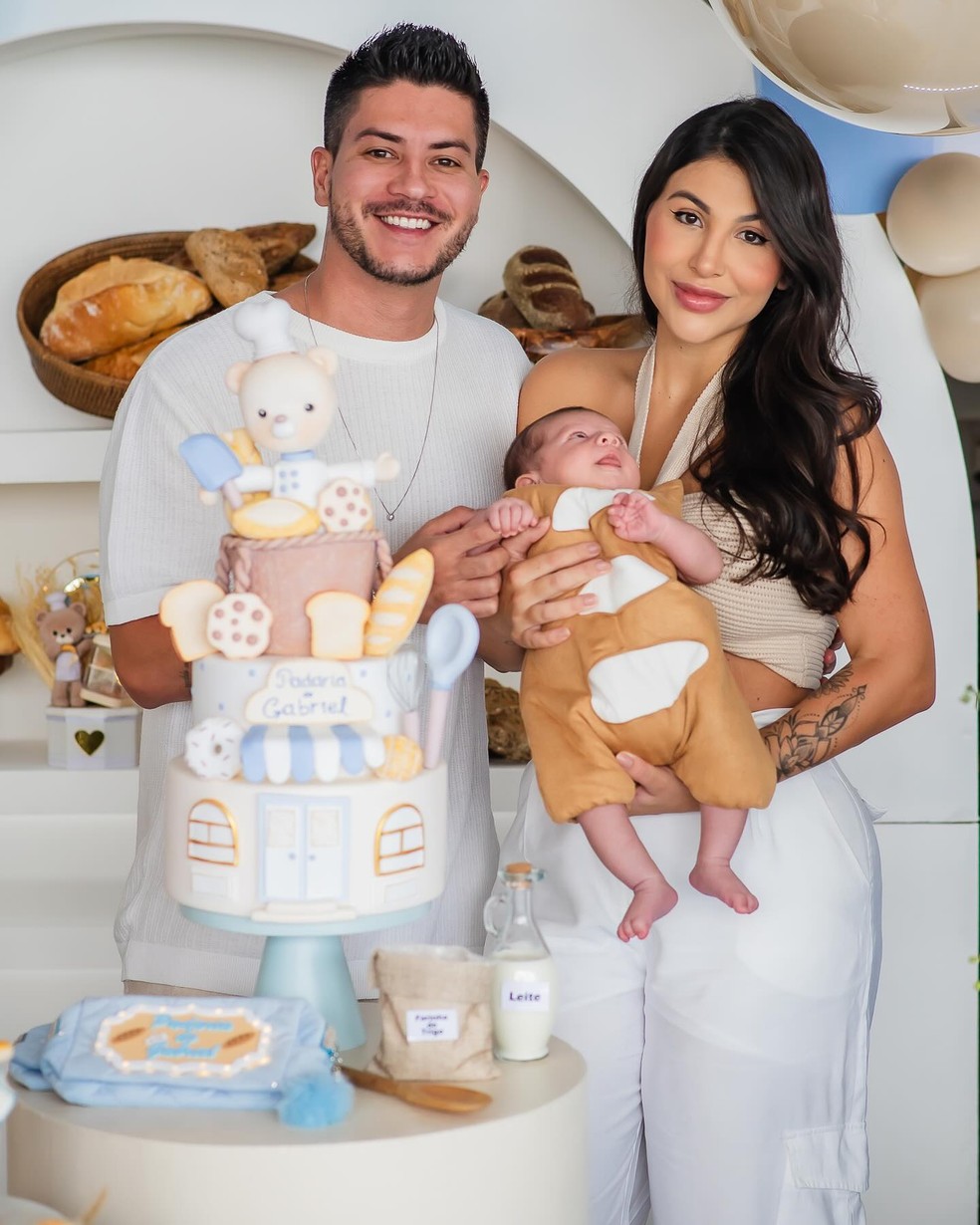 Arthur Aguiar veste filho de pãozinho em primeira festa de mesversário