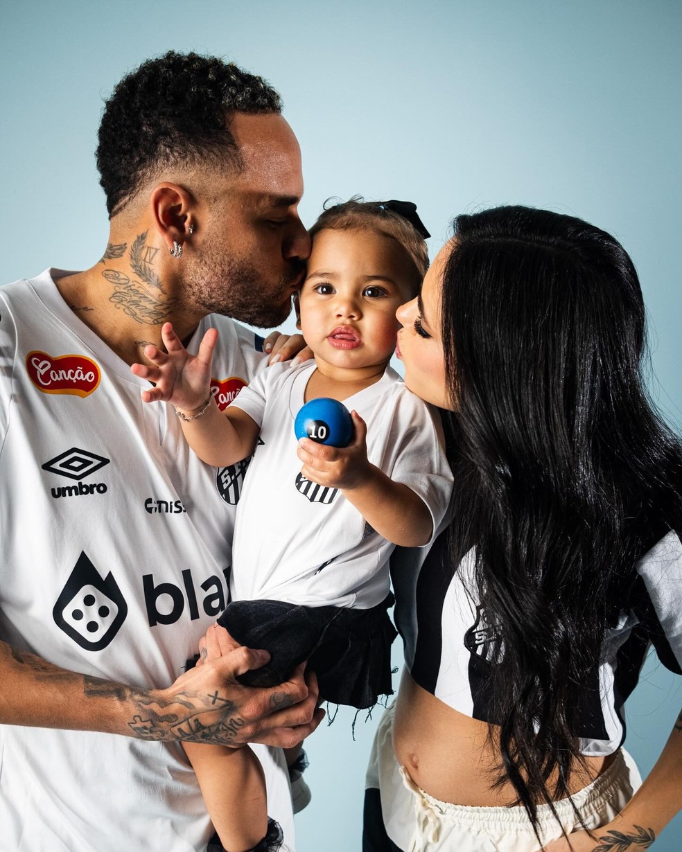 Bruna Biancardi exibe barriguinha de grávida em nova foto com Neymar e Mavie com uniforme do Santos