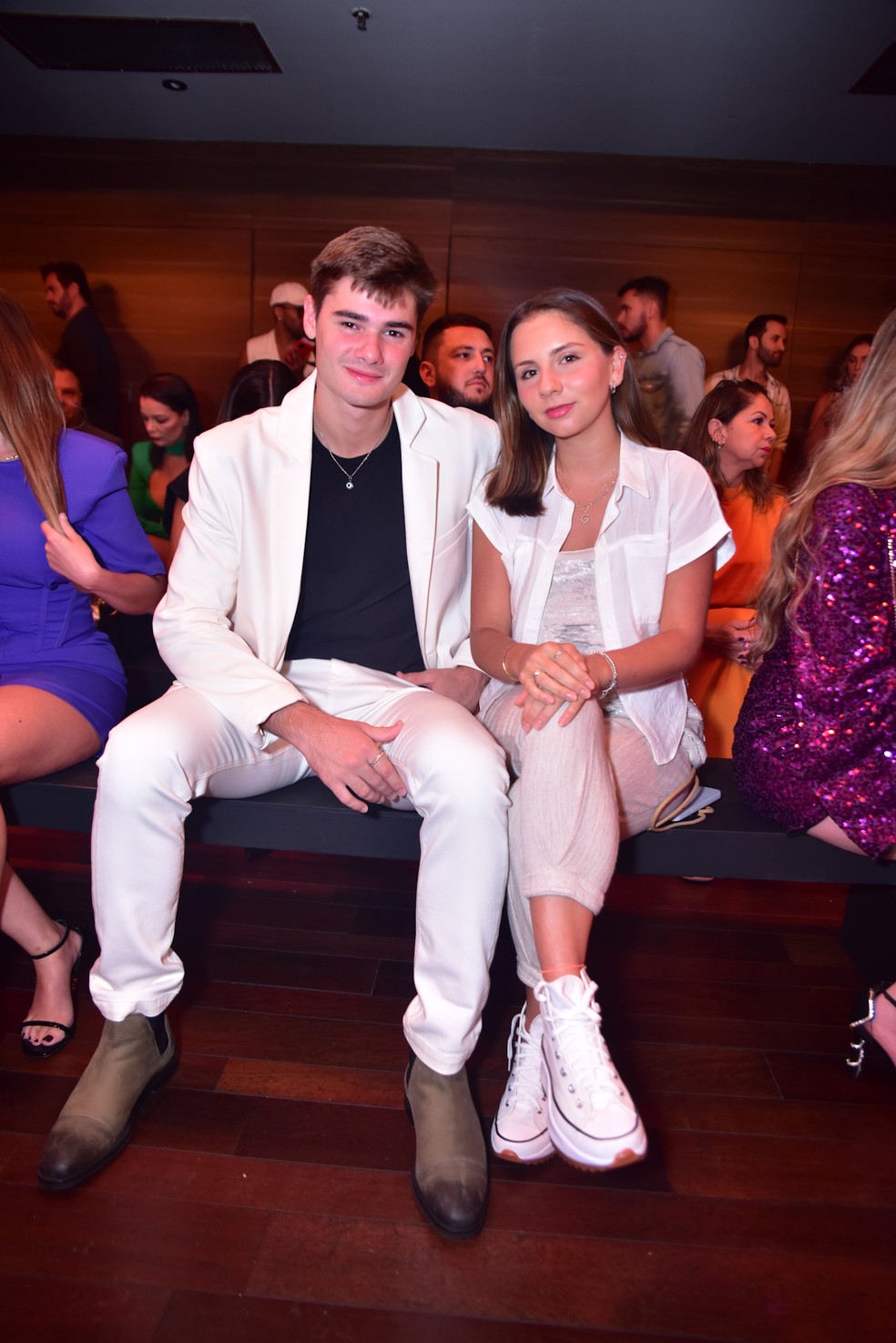 Agatha Moreira usa body supercavado em evento fashion com Rodrigo Simas