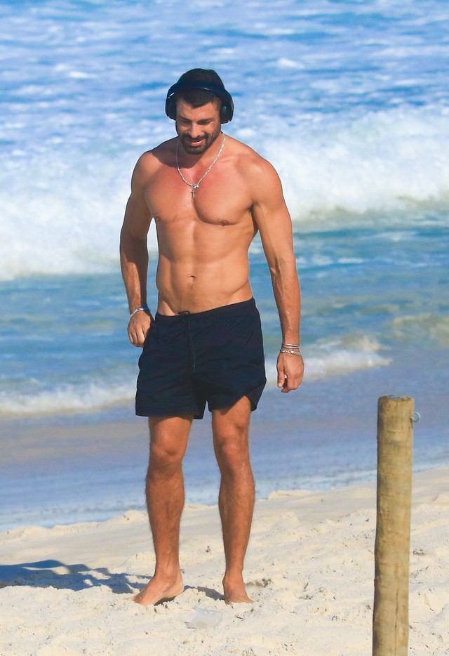 Cauã Reymond faz 1ª visita à praia após completar 45 anos e surge ...