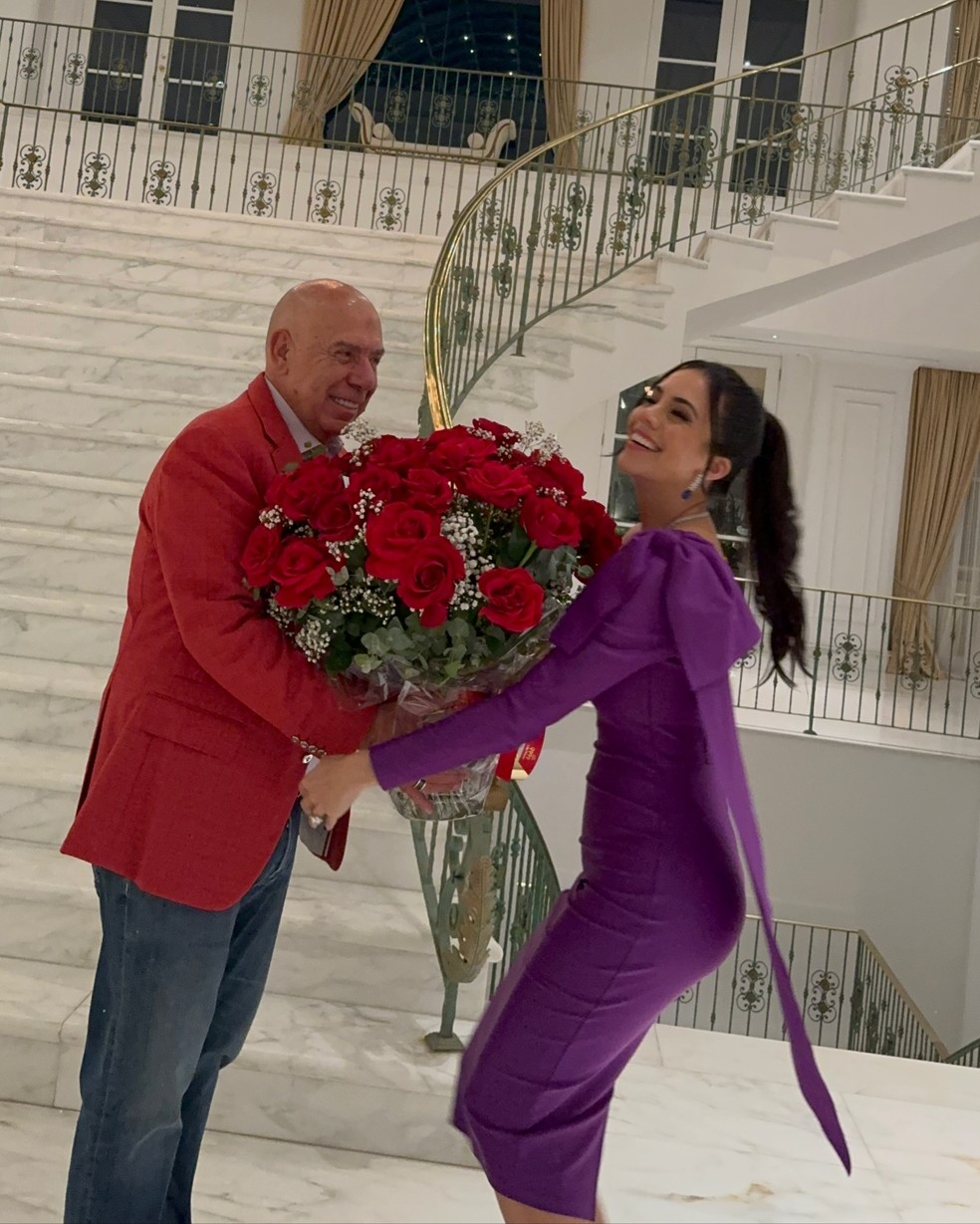 Dani Albuquerque faz jantar em mansão pelos 18 anos de casamento com ...