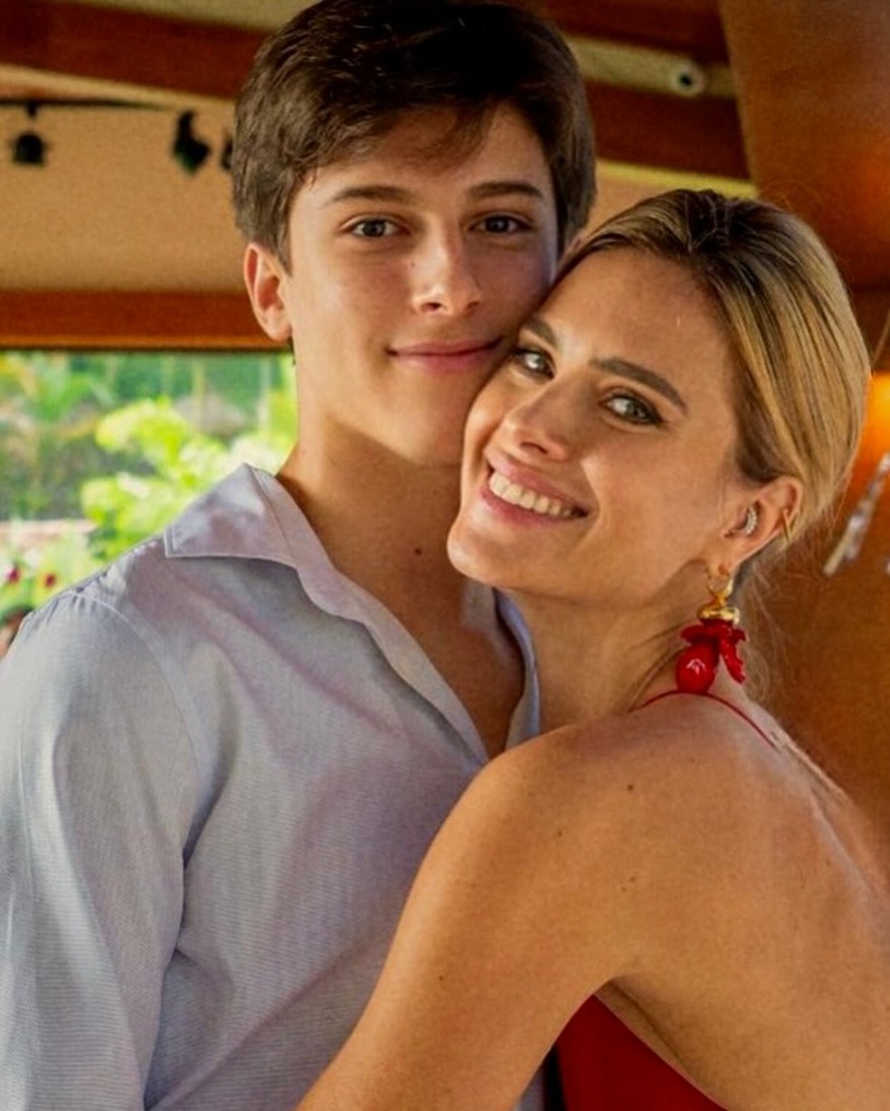 Rodando 'Vale Tudo', Carolina Dieckmann ganha visita do filho de 17 ...