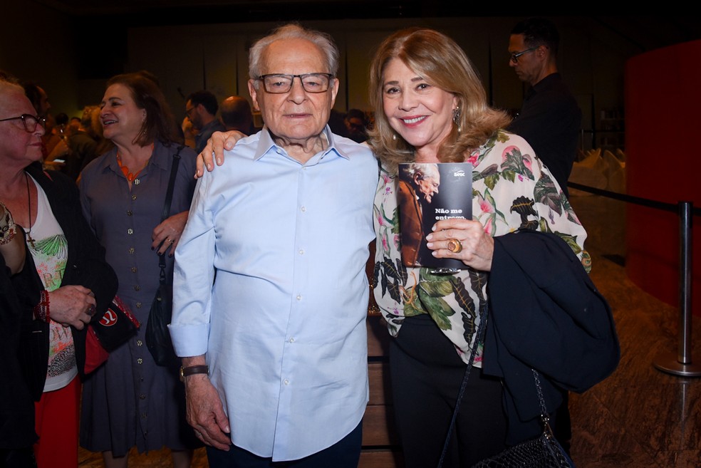 Aos 91, Othon Bastos posa com a esposa, com quem é casado há 65 anos